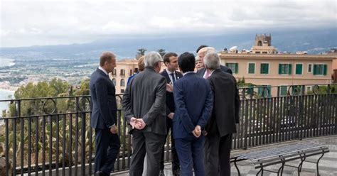 ‘미소 아첨 거래 각 국 지도자들 트럼프 대응법에 고심 Nyt