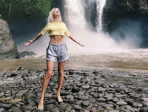 Клава Кока порадовала поклонников фотографией в купальнике