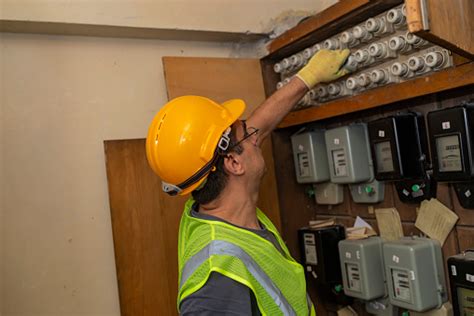 전기 작업자 기술자가 가정 인테리어의 전원 공급 장치 문제를 해결하고 있습니다 건설 산업에 대한 스톡 사진 및 기타 이미지 건설 산업 건설 현장 기계공 Istock