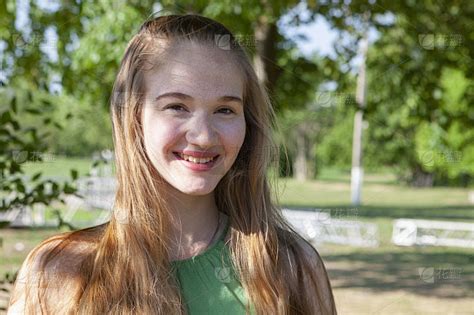 在一个阳光明媚的日子里，美丽的女孩在花园里