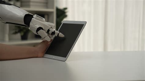 현대적인 환경에서 태블릿 터치 스크린과 상호 작용하는 인간과 같은 로봇 손 개념에 대한 스톡 사진 및 기타 이미지 개념 개발 교육 Istock