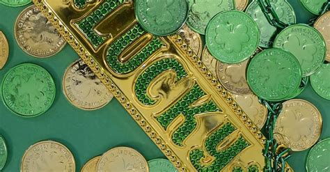 계절 골드 금화 네 잎 클로버 녹색 녹색 동전 녹색 배경 다채로운 동전 레프리 처치 목걸이 문화 문화적