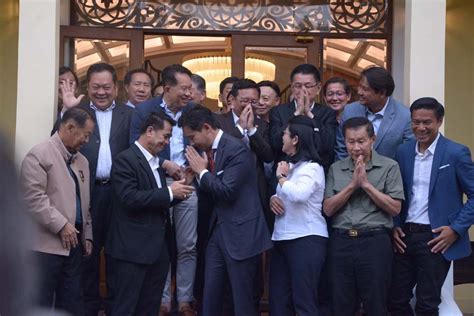 การเมือง 6พรรคร่วมโชว์จับมือเจรจาจัดตั้งรัฐบาลนัดแรกชื่นมื่น เตรียมเปิดโต๊ะแถลงพรุ่งนี้