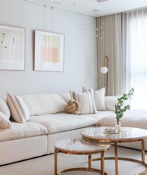 따스한 베이지의 톤 프렌치 무드를 더해줄 골드 디자이너와 함께하는 홈스타일링 플랫폼 홈리에종