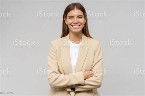 회색 스튜디오 배경에 고립 된 교차 된 팔로 자신감있는 성공적인 비즈니스의 초상화 인물 사진에 대한 스톡 사진 및 기타 이미지 인물 사진 비즈니스 직원 채용자