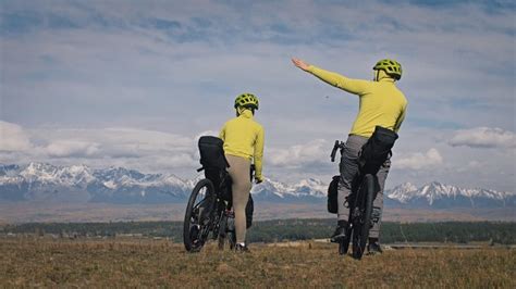 남자와 여자는 자전거 포장과 함께 여행 혼합 지형 사이클여행에 여행 자전거 가방과 텐트와 사랑 커플 여행 세련된 스포츠웨어 2명에 대한 스톡 사진 및 기타 이미지 Istock