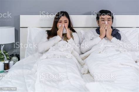 병에 걸린 부부 재채기와 바이러스 질환과 발열로 고통받고 있습니다 감기와 독감에 대한 스톡 사진 및 기타 이미지 감기와 독감 건강한 생활방식 남성 Istock