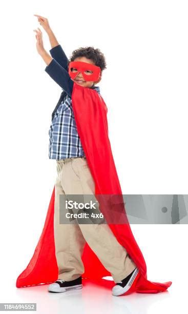 소년 영웅 슈퍼 히어로 서 있는 케이프의류 의상 아이 마스크 마스크역경을 정복 하는 변장 미소 행복 쾌활 한 용기 슈퍼맨슈퍼