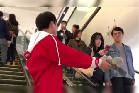 这小伙胆子真大结局却尴尬了，你看看别人男朋友的表情，都什么样了！