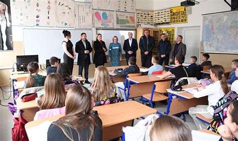 Миладинов у Лепосавићу обишла васпитно образовне установе и Дом здравља Канцеларија за Косово