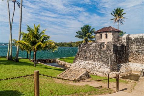 Castillo De San Felipe Fuerte Colonial Español En La Entrada Al Lago