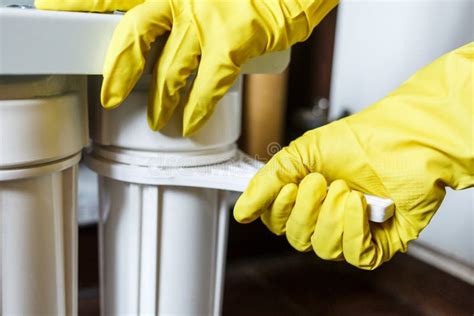 Le Plombier Haut Troit Dans Les Changements Jaunes De Gants De M Nage Arrosent Des Filtres