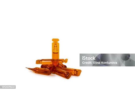 파이펫이 있는 호박색 유리 병 투명 히알루론 젤과 오일 스킨 케어 컨셉 위쪽 가로 뷰 카피스페이스입니다 0명에 대한 스톡 사진 및 기타 이미지 Istock