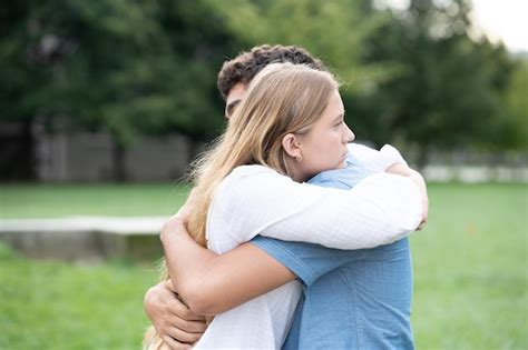 Imágenes De Dos Personas Abrazandose Descarga Gratuita En Freepik