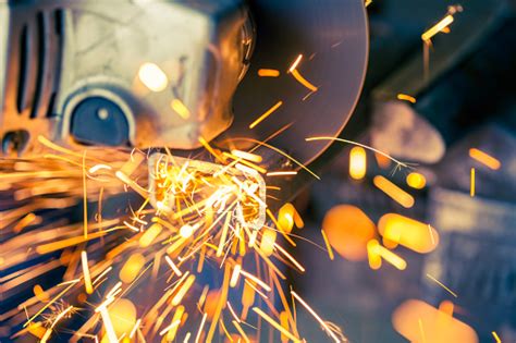 전기 분쇄기로 절단 되 고 금속에서 비행 하는 스파크와 소프트 포커스 0명에 대한 스톡 사진 및 기타 이미지 0명 강철 공장 산업 건물 Istock