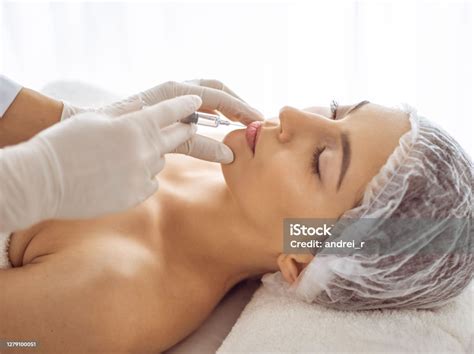 미용사는 젊은 갈색 머리 여자의 얼굴에 주사기와 미용 절차를하고 성형 의학 및 수술 미용 주사 25 29세에 대한 스톡 사진 및 기타 이미지 Istock