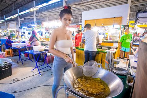 แห่อุดหนุน สาวเซ็กซี่ ขายขนมไข่เต่า ไข่นกกระทา ไซส์บิ๊ก สยามรัฐ