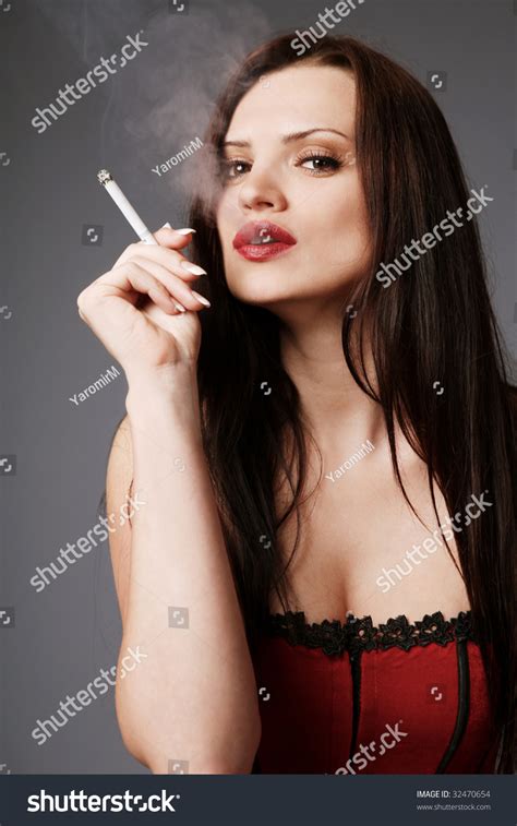 담배를 피우는 젊은 매력적인 여자 스톡 사진 32470654 Shutterstock