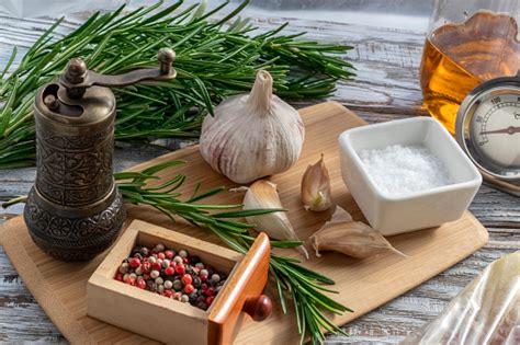 고기를 굽기 위한 향신료 로즈마리 잔가지 마늘 후추 소금 올리브 오일 4종류가 혼합되어 있습니다 페퍼 밀 및 온도계 대나무