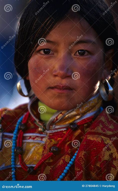 西藏女孩 编辑类图片 图片 包括有 珠子 高原 高地 可爱 西藏 祷告 藏语 红色 布料 27804845