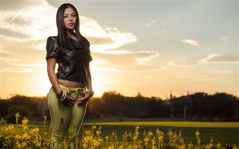 Красивые девушки в одежде на рабочий стол 88 фото