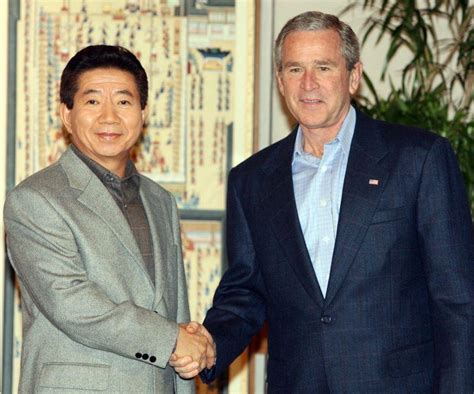 [노무현사료관] [한ㆍ미 정상회담에 앞서 조지 부시 미국 대통령과 악수하는 노무현 대통령]