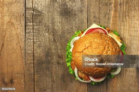 나무 배경 평면도 미식가 햄버거 패스트 푸드 식사입니다 빈티지 톤 건강하지 못한 생활방식에 대한 스톡 사진 및 기타 이미지 건강하지 못한 생활방식 고기 굽기 Istock