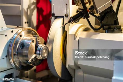 금속 실린더 또는 공작물 클램프 3 턱 척및 제조 마무리 공정에서 품질 검사를 위한 프로브가 있는 고정밀 자동 Cnc 분쇄기 기계의 표면 연삭 중 Cnc 장치에 대한 스톡