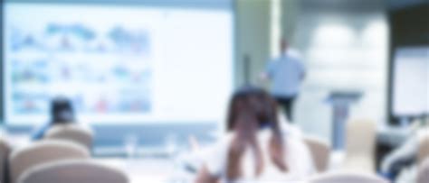 강연 발표회 홀에서의 컨퍼런스 연사 강당에서 경영진의 관객과 회의 투자자 들이 전문 발표자를 경청 하는 기업 행사 기술 비즈니스 교육 세미나 진행자에 대한 스톡 사진 및