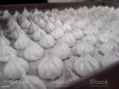 달콤한 준비를 위해 굽는 파이핑 백으로 흰색 소용돌이 머랭을 만드는 페이스트리 셰프 베이커 가방에 대한 스톡 사진 및 기타 이미지 가방 거품 내기 건강에 좋지 않은