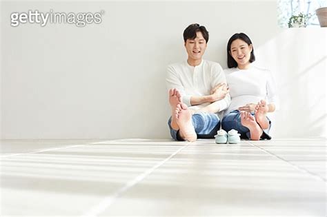 아내 가족구성원 커플 인간관계 임신 물체묘사 미소 행복 희망 밝은표정 이미지 Jv11969715