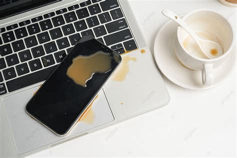 커피를 쏟은 데스크탑 사진 데스크탑 장면 커피 엎지름 사무실 데스크탑 배경 일러스트 및 사진 무료 다운로드 Pngtree