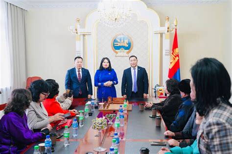 Монголын багш нарын үйлдвэрчний эвлэлийн холбоо Төрийн шагнал хүртсэн нийт багш нартаа халуун