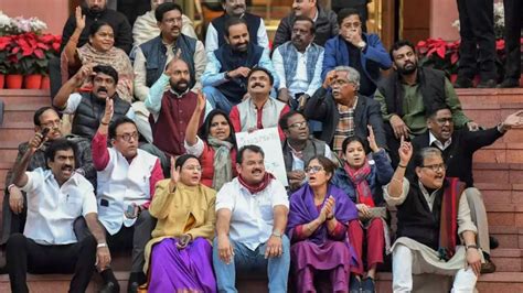 निलंबित सांसदों के लिए जारी हुआ आदेश संसद में नहीं कर पाएंगे प्रवेश