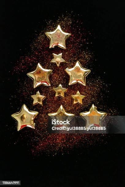 크리스마스와 새해 빛나는 배경입니다 검은 배경에 금속 별과 빛나는 반짝이로 만든 크리스마스 트리 겨울 휴가 배경 0명에 대한 스톡 사진 및 기타 이미지 Istock