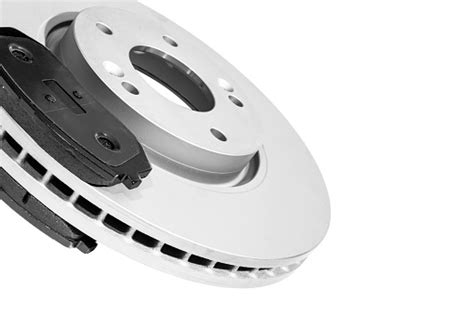 브레이크 디스크 및 브레이크 패드 흰색 배경에 고립 자동차 부품 브레이크 디스크로 터는 흰색 절연 제동 디스크 자동차 부품입니다 자동차 세부 흑백 강철에 대한 스톡 사진 및