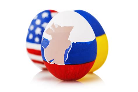 정설에 타격 러시아 우크라이나 미국 흰색 배경에 고립의 깃발의 색깔에서 그려진 3 부활절 달걀 0명에 대한 스톡 사진 및 기타 이미지 Istock