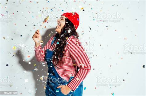 플러스 사이즈 여성 모델 스튜디오에서 포즈를 취하고 재미있게 놀고 있습니다 갈색 머리에 대한 스톡 사진 및 기타 이미지 갈색 머리 과체중 광고 Istock