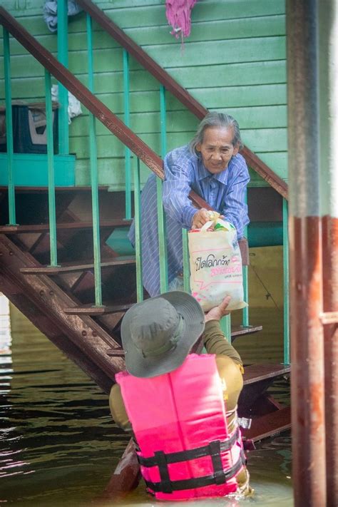 บันเทิง เมเจอร์ ซีนีเพล็กซ์ บริจาคสิ่งของบรรจุถุงยังชีพส่งช่วยเหลือผู้ประสบภัยน้ำท่วม