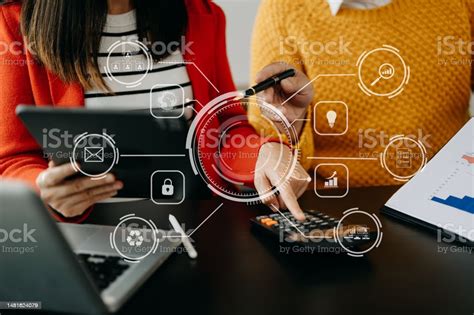 작업 팀 회의 개념 노트북과 스마트 폰 및 디지털 태블릿 컴퓨터를 사용하는 비즈니스 가상 아이콘 네트워크 다이어그램 사무실에서 디지털 마케팅 미디어 아침 빛 2명에 대한