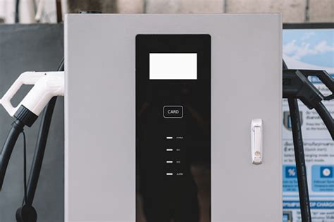 클로즈업 전기차 충전소 전기 엔진이 장착된 차량용 플러그 주차장 공영 주차장 충전소 미래 운송 기술 개념입니다 Ev 충전기 세상을 위한 청정 에너지 0명에 대한 스톡 사진