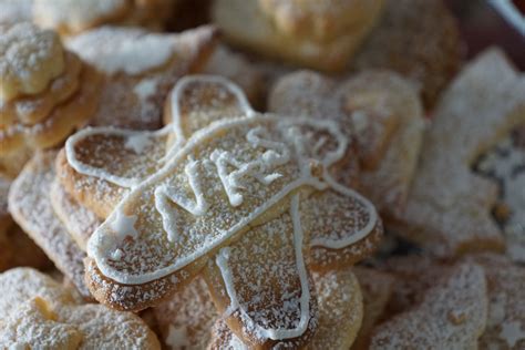 무료 이미지 요리 생기게 하다 아침 식사 빵 굽기 크리스마스 디저트 맛있는 반죽 나사 가루 설탕 착빙 단맛 구운 식품 작은 케이크 과자 쿠키와