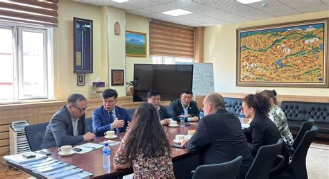 Чехийн Прагийн Амьтны хүрээлэнгийн захирал Бобак Дорнын Тахь ТББ ын захирал О Ганбаатар нар