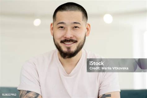 젊은 아시아 남자가 사진을 찍기 위해 포즈를 취하고 카메라를 보고 실내에서 웃고 직장에서 초상화를 클로즈업한다 30 34세에 대한 스톡 사진 및 기타 이미지 Istock