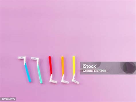 분홍색 배경의 중괄호와 치과 간 공간을 청소하기 위한 멀티 컬러 브러시 구강 위생은 성공적인 치료입니다 맨 위 보기입니다 플랫 레이 텍스트공간을 복사합니다 치과 의사에 대한