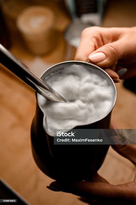 여성의 손에 용기에 크림의 신선한 휘핑 폼의 아름다운 전망 강철에 대한 스톡 사진 및 기타 이미지 강철 거품 내기 건강한 식생활 Istock