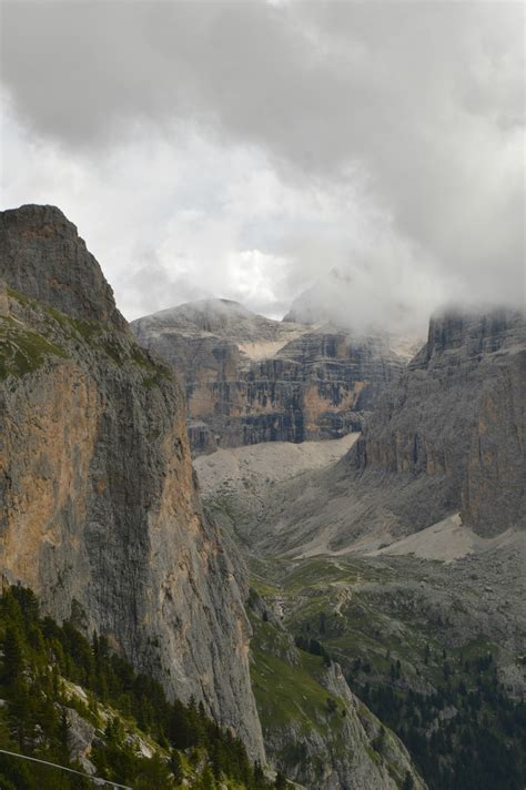 경치 경치 좋은 전망 고산 지역 골짜기 관광 광야 구름 길들여지지 않은 황야 나무 녹지 높이 돌로미테 모험 바위 박무 백운석 산 산 산맥