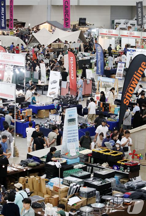 캠핑시즌 앞두고 붐비는 캠핑용품전 뉴스1