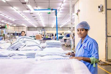 수건을 가지고 섬유 공장에서 일하는 여자 사진 Unsplash의 무료 여자 이미지