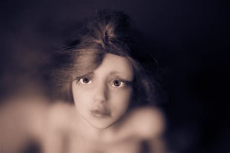 배경 화면 얼굴 초상화 눈 하늘 사진술 흑발 코 사람 퀘벡 머리 나체상 연지 아름다운 벌금 어린이 소녀 아름다움 미소 여자 보기